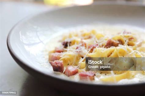 페투치네 카르보나라 페투치네 파스타 스파게티 베이컨 햄 화이트 소스 이탈리안 푸드무슈룬 굽기에 대한 스톡 사진 및 기타 이미지 Istock