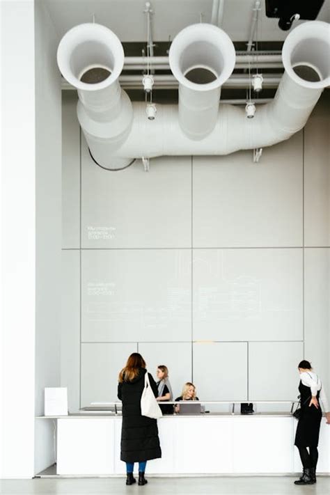 실내 건축 고객 기다리는 기업 깨끗한 디자인 로비 리셉션 리셉션 구역 리셉션 데스크 미니멀리스트 방문자 방문자 상호작용 비즈니스 사교적인