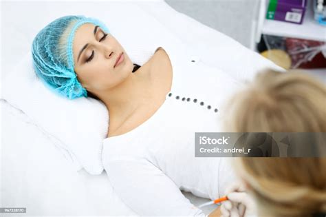 전문 미용사 빛 의료 배경 브러시 근접 촬영으로 환자의 얼굴을 만지지에서 화장품 절차를 하 고 있다 화장품 편차 건강관리와 의술에 대한 스톡 사진 및 기타 이미지 Istock