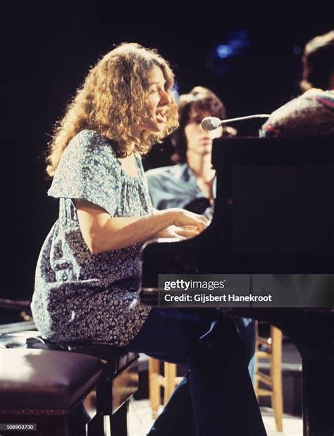 Carole King Performs On A Bbc Tv Show In London 1971 News Photo