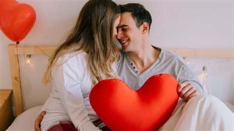 ११ रुपयांत मिठी ११५ रुपयांमध्ये चुंबन अन् स्ट्रीट गर्लफ्रेंड