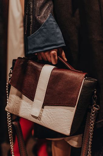 갈색 가죽 핸드백을 들고 있는 여성 핸즈 여성 의류 및 액세서리의 스타일 디자인 지갑에 대한 스톡 사진 및 기타 이미지 지갑 테라코타 가방 Istock