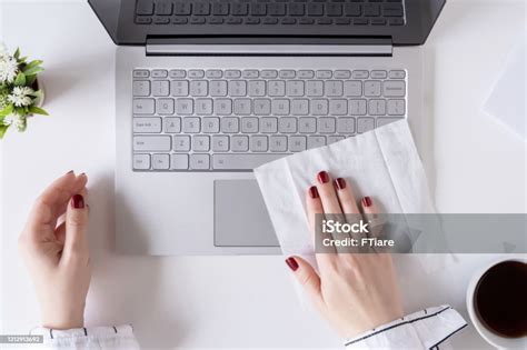 바이러스 백신 젖은 청소 여성 노동자는 박테리아와 바이러스로부터 자신을 보호하기 위해 작업을 시작하기 전에 노트북과 작업 사무실