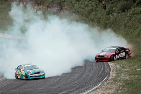 4k 바탕화면 경쟁 경주 대회 경주 용 자동차 경주로 고속 담배를 피우다 드리프트 드리프트 레이싱 드리프트 턴 레이스 이벤트 레이싱 서킷 레이싱 액션