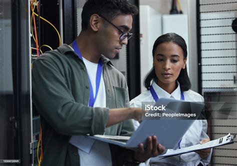 어두운 네트워크 서버실에서 함께 일하는 두 명의 젊은 It 지원 요원의 자른 샷 경영자에 대한 스톡 사진 및 기타 이미지 경영자 데이터베이스 엔지니어 Istock