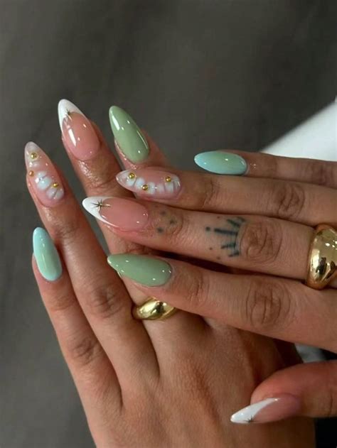 스타일을 높이세요 24개 Y2k 스타일 미디엄 아몬드 프렌치 팁 프레스온 네일 디자인 아크릴 가짜 네일 세트 1개 젤리 글루와 1개 네일 파일이 포함되어 있음 걸