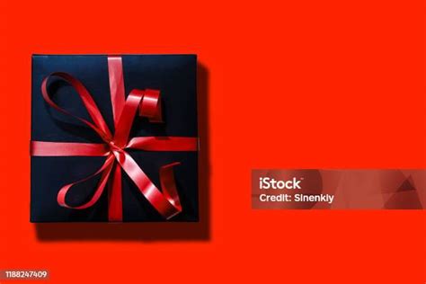 중국의 온라인 쇼핑 1싱글 데이 세일 컨셉 복사 공간이있는 빨간색 배경에 빨간색 리본이있는 크리스마스 상자의 상단보기 개념에 대한 스톡 사진 및 기타 이미지 Istock