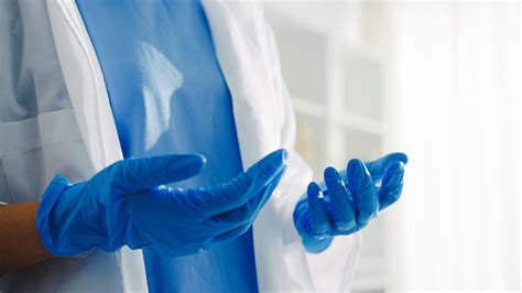 젊은 아시아 여성 의사 또는 간호사 노동자 외과 의사는 수술 수술을 준비하고 건강 클리닉에서 손 장갑을 착용 간호사에 대한 스톡 사진 및 기타 이미지 Istock