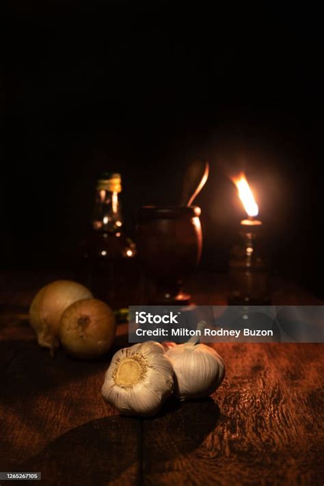 마늘 양파 기구는 소박한 나무 위에 오래된 등불의 불꽃에 의해 조명 낮은 키이미지 선택적 초점 0명에 대한 스톡 사진 및 기타 이미지 Istock