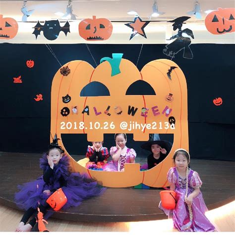 이미지 사람 5명 텍스트 해피 할로윈 할로윈 파티 유치원