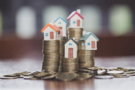 동전 돈과 집 모기지 스택에 미니 하우스 저축 돈을 위해 살 집과 비즈니스 투자 부동산 개념에 대 한 대출 투자 및 위험 관리입니다 가격에 대한 스톡 사진 및 기타 이미지