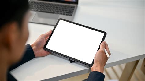 밀레니엄 아시아 사업가가 책상에서 디지털 태블릿을 사용하는 클로즈업 이미지 태블릿 모형 30 34세에 대한 스톡 사진 및 기타 이미지 30 34세 경영자 공란