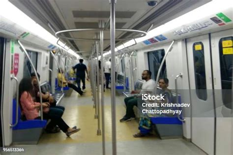 뭄바이 지하철 실행 및 앉아 지하철에서 서 서 통근 기차 편안 하 게 현대 빠르고 새로운 에어컨 방식의 인도 뭄바이의 교통 뭄바이에 대한 스톡 사진 및 기타 이미지 Istock