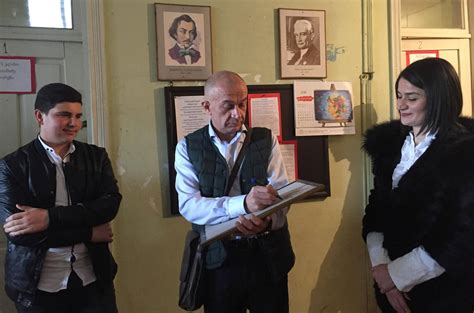 სიქთარვის საჯარო სკოლის მოსწავლეები განათლებას გამგეობის შენობაში იღებენ ეტალონი