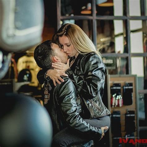 Девушка целуется на руках у парня Фотосессия Мужчины Поцелуй