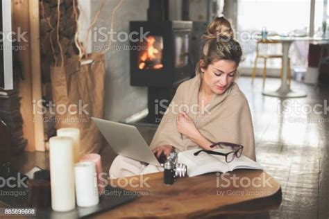 거실에서 젊은 아름 다운 여자는 바닥에 앉아서 컴퓨터를 통해 친구와 통신 공부에 대한 스톡 사진 및 기타 이미지 공부 노트북 목재 재료 Istock