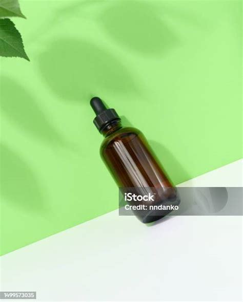 녹색흰색 배경에 피펫이 있는 갈색 유리병 아로마 오일과 화장품을 담는 용기 0명에 대한 스톡 사진 및 기타 이미지 0명 갈색 건강관리와 의술 Istock