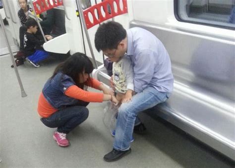 男童地铁内小便家长挨批 反驳称想尿没办法 媒体专区 新闻中心 长江网 cjn cn