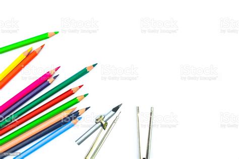 고립된 흰색 배경에 흩어져있는 연필에 부착 된 동안 몇 가지 다양한 색의 나무 연필 크레용과 두 개의 연필 나침반 개념에 대한 스톡 사진 및 기타 이미지 Istock