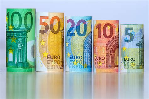 직선 행 백 50 20 10 그리고 5 개의 새로운 종이 유로 지폐를 흰색 배경에 고립에 정확 하 게 굴 렀 다 재정적인 번영 부 성공 저축 및 비즈니스의 상징 개념에 대한