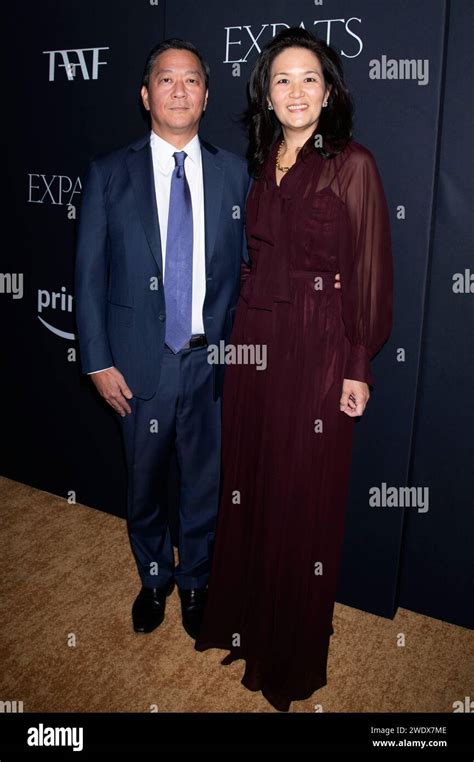 Joseph Y Bae Und Janice Y K Lee Bei Der Premiere Der Amazon Prime