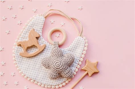 기치 턱받이와 나무 장난감 파스텔 핑크 배경에 있는 소녀를 위한 아기 물건과 액세서리 세트 베이비 샤워 개념 패션 신생아 플랫 레이 탑 뷰 0명에 대한 스톡 사진 및 기타