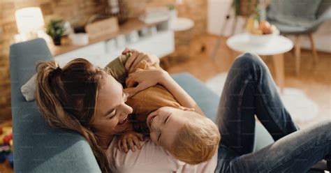 장난기 많은 어머니는 집에서 작은 아들과 즐거운 시간을 보내고 있습니다 사진 Unsplash의 세르비아 이미지