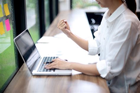 프리랜서 노동자로 사업가 혼자 커피 숍에서 일 노트북에 대한 스톡 사진 및 기타 이미지 노트북 노트북 사용하기 마케팅 Istock