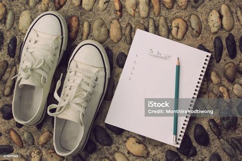 Handwritten 빈티지 컬러 톤 바닥에 흰색 스 니 커 즈 신발 참고도 서에 계획 목록 닫기 0명에 대한 스톡 사진 및