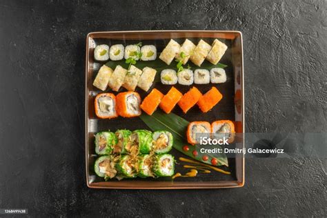 검은 돌 테이블에 사각형 접시에 일본 롤의 다양한 구색으로 큰 마키 초밥 세트 0명에 대한 스톡 사진 및 기타 이미지 0명 건강한 식생활 게 Istock