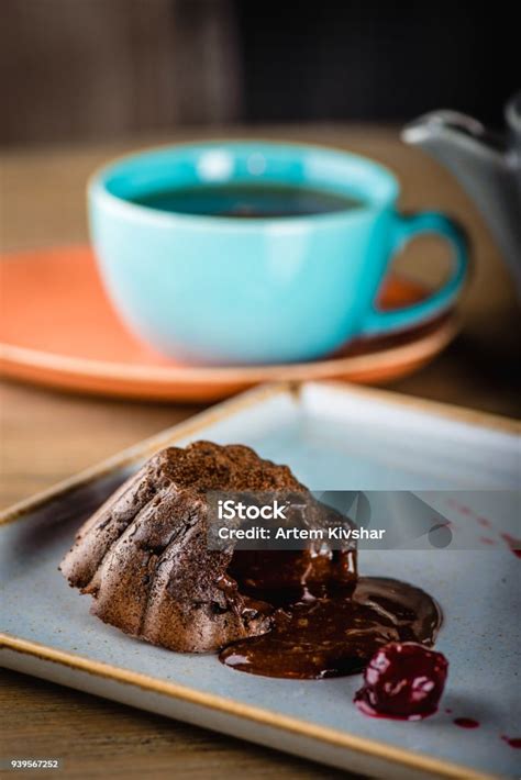 벨기에 초콜렛과 접시에 체리에서 뜨거운 충전 물으로 케이크 주전자와 배경 흐리게에 차 한잔 갈색에 대한 스톡 사진 및 기타 이미지 Istock