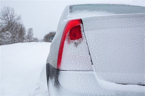 눈으로 덮여 겨울도로에 자동차와 자동차 트렁크 또는 자동차 부츠의 뒷면 빨간 꼬리 조명에 초점을 맞춘 보기 폭설 후 눈 덮인도로에 차량 가까운에 대한 스톡 사진 및 기타