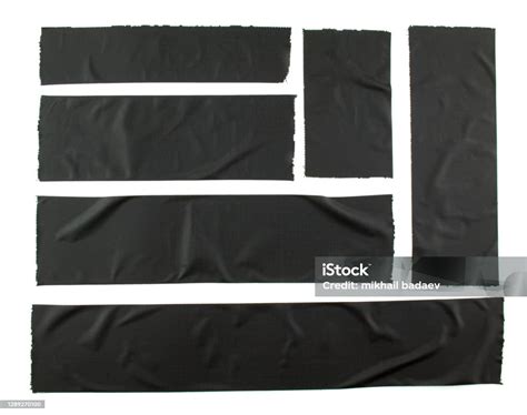 흰색 배경에 검은 접착제 테이프의 찢어진 구겨진 조각의 세트 주름이 다른 크기의 검은 끈적 끈적한 테이프 접착 테이프에 대한
