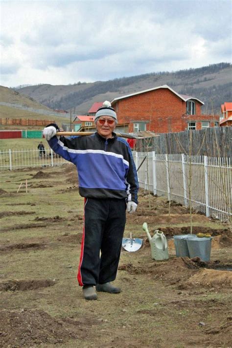 Сая мод тарьсан зохиолч Ч Галсанд Байгаль орчны тэргүүний ажилтан тэмдэг гардуулжээ