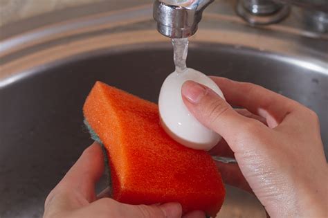 계란을 요리하기 전에 부엌 싱크대에 스폰지와 소다로 닭 계란을 씻으십시오 개수대에 대한 스톡 사진 및 기타 이미지 개수대 건강한 생활방식 건강한 식생활 Istock