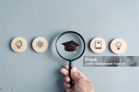 전구 아이콘 교육 과정 학위 개념 인터넷 교육 과정 학위 창의적 사고 아이디어 및 문제 해결 솔루션에 대한 학습 지식이 있는 졸업 모자 교육에 대한 스톡 사진 및 기타