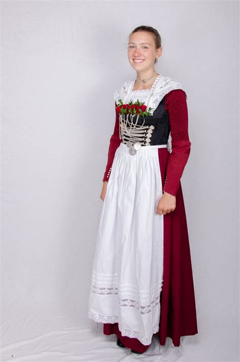 Wie Man Ein Trachten Mieder Anlegt Dirndl Trachten Traditionelle Kleider Traditionelle Mode