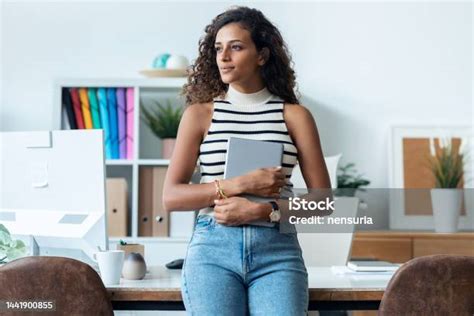 현대 스타트업에서 책상에 앉아 디지털 태블릿을 사용하는 아름다운 비즈니스 여성 20 29세에 대한 스톡 사진 및 기타 이미지 20 29세 기업가 디지털 태블릿