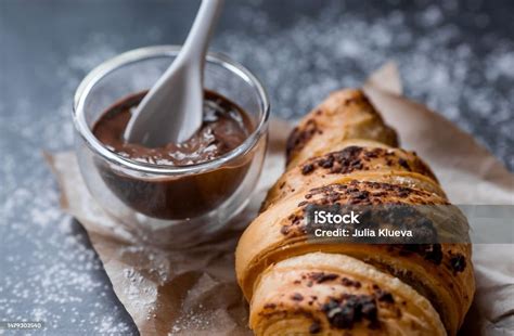 어두운 배경에 초콜릿과 함께 맛있는 갓 구운 크로와상 프랑스 식 아침 식사 맛있는 패스트리 클로즈업 맛있는 빵이있는 빵집의 맥락 제과 제품 0명에 대한 스톡 사진 및 기타