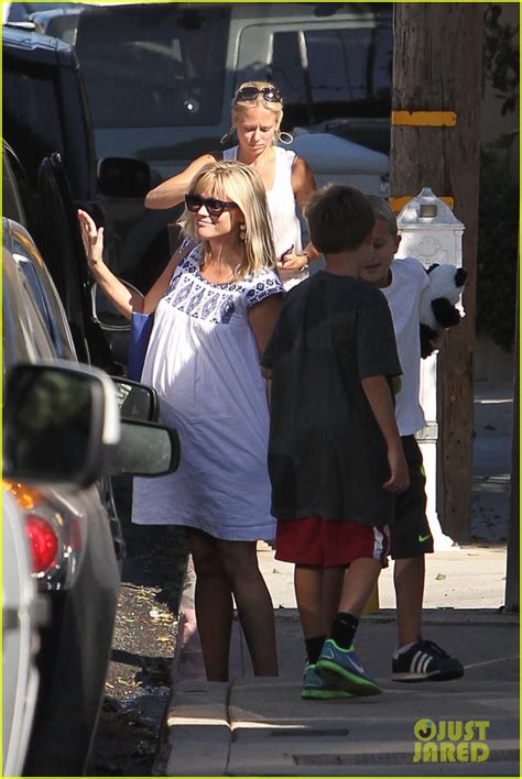 Reese Witherspoon Baby Bump At Malibu Beach House Photo