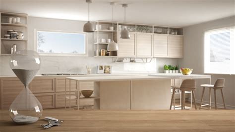 현대 부엌 건축 인테리어 디자인 복사 공간 배경을 통해 마감일 카운트 다운에서 시간을 통과 하는 크리스탈 현대 모래 시계와 나무 테이블 책상 또는 선반 0명에 대한 스톡