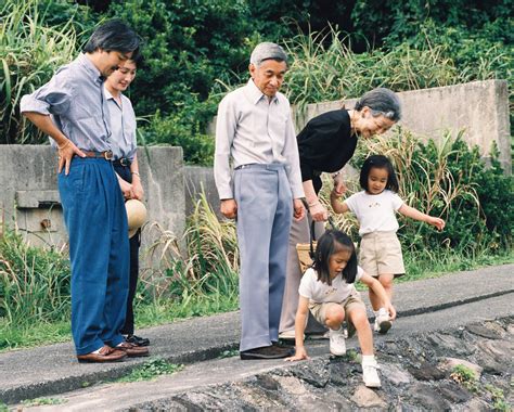 1998年、須崎御用邸を散策中の天皇、皇后両陛下（当時）、秋篠宮ご夫妻。手前は海岸に降りようとする秋篠宮家の長女眞子さま＝静岡県下田市（8