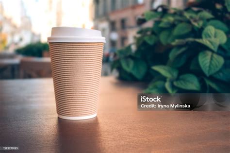 재활용 가능한 종이 컵에 들어가는 커피 카피 스페이스와 배경으로 뒤에 흐릿한 카페와 나무 테이블에 서 커피 테이크 아웃의 종이 컵의 모형 이미지 감정에 대한 스톡 사진 및