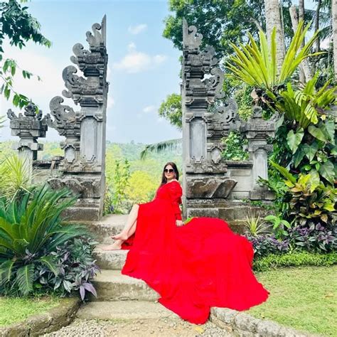 Ishika Jain Bridal Makeup Artist Ishikamakeovers • Threads Say More