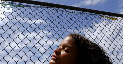 체인 링크 울타리에 기대어 있는 흰색 크루넥 티셔츠를 입은 여자 사진 Unsplash의 무료 로스앤젤레스 이미지