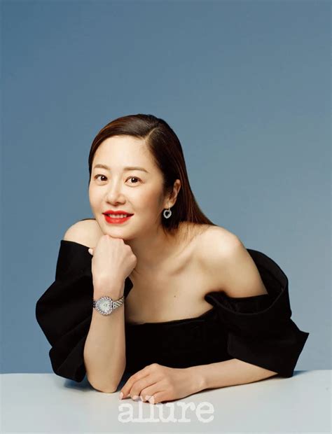Khoảnh Khắc Cúi Gằm Mặt” Của Go Hyun Jung Thời Còn Làm Dâu Gia Tộc