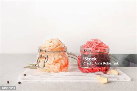 다양한 캔을 보존하는 소금에 절인 양배추 당근과 사탕무를 곁들인 홈메이드 소금에 절인 양배추 발효 식품 복사 공간 0명에 대한 스톡 사진 및 기타 이미지 Istock