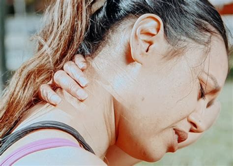 뒷목이 땡기는 이유 8가지 오른쪽 왼쪽 뒷목 통증 및 땡김 뻐근 두통 네이버 블로그