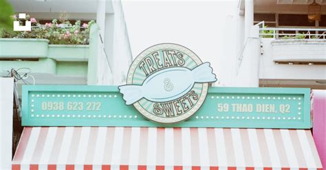 줄무늬 차양이 있는 매장 전면 사진 Unsplash의 무료 가게 이미지