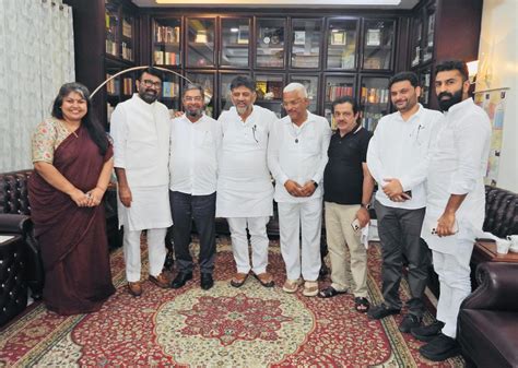 Karnataka Rebel Candidate Khadri Meets Congress Leaders